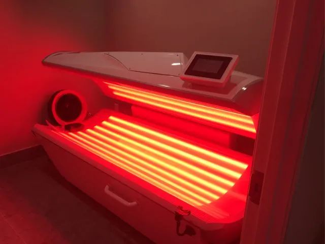 4 Differences Between LED Red Light Therapy & Tanning Beds